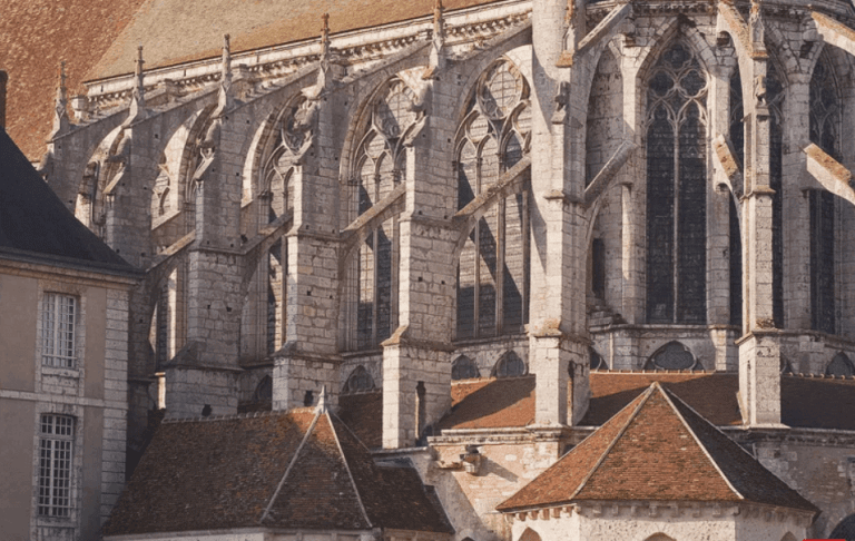 Contrafuerte en Arquitectura; Historia, tipos y función en construcción